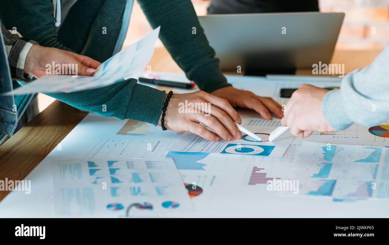 millennials business life teamwork meeting Stock Photo - Alamy