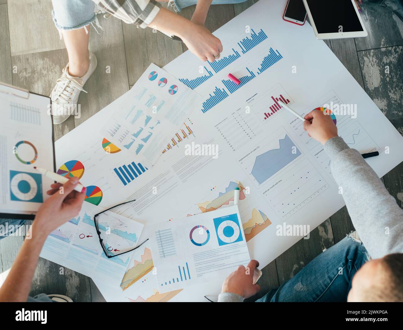 Business charts and diagrams hi-res stock photography and images - Alamy