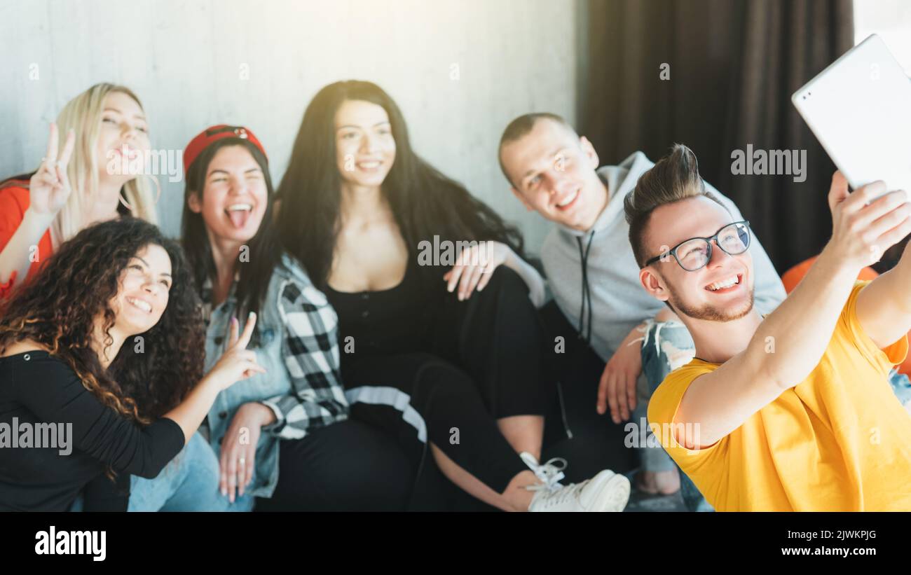 millennials friendly community team selfie Stock Photo - Alamy