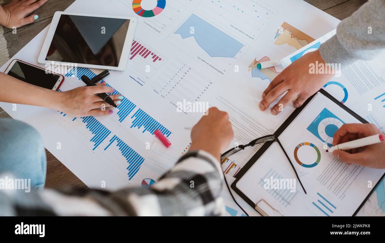 project management strategy team technology papers Stock Photo - Alamy