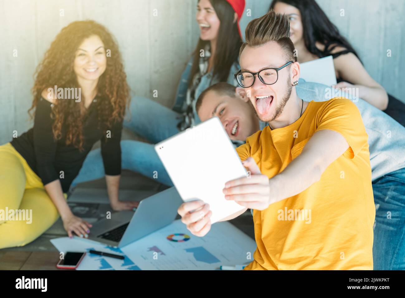 Team collaborating hi-res stock photography and images - Alamy