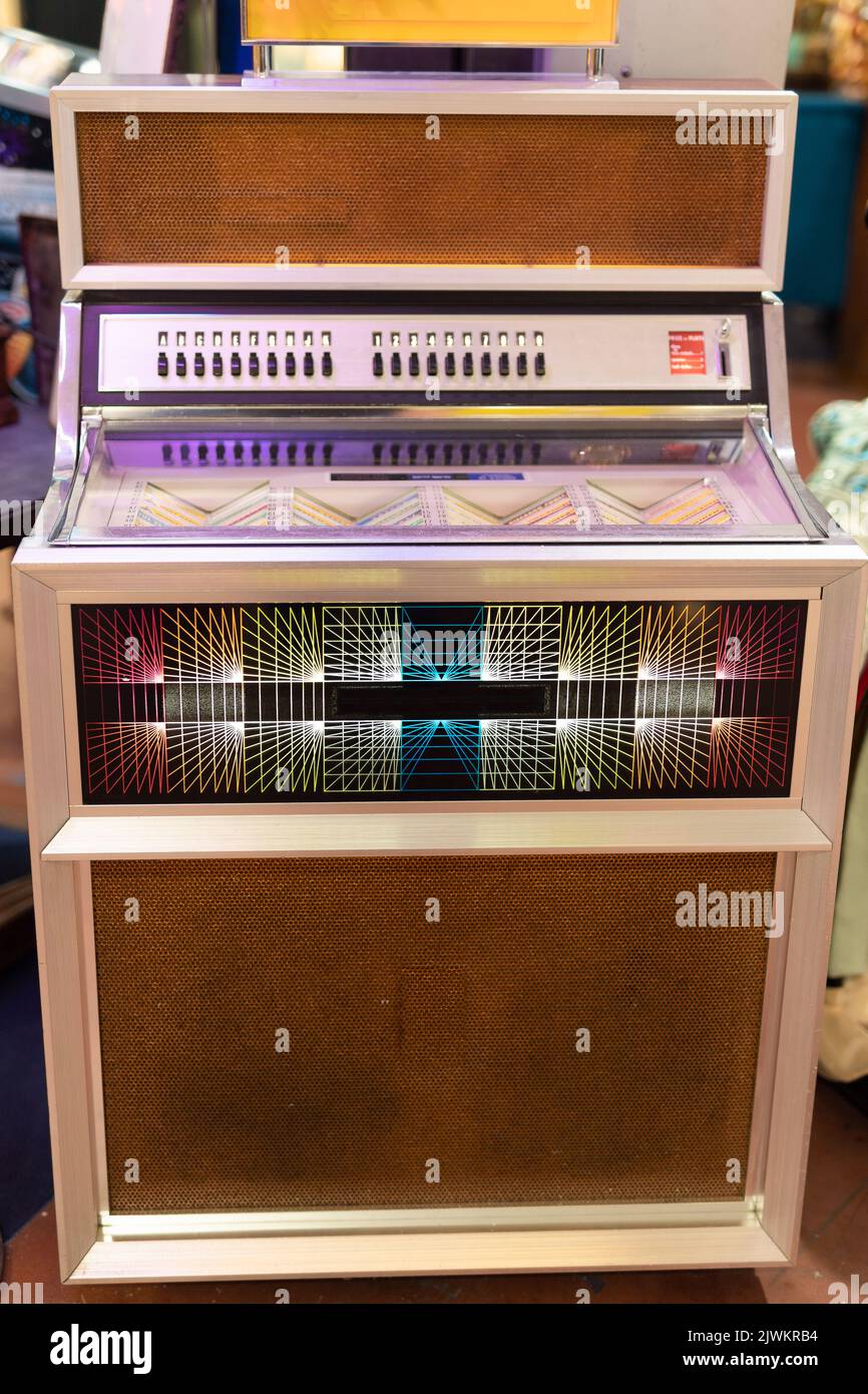 Details of Retro Jukebox: Music and Dance in the 1940s and in the 1950s ...