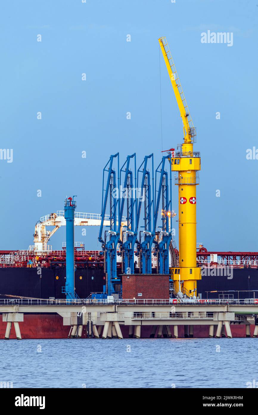 Crude oil tanker Landbridge Prosperity at the NWO jetty in the Jade Bay ...