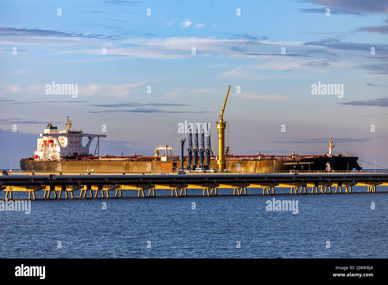 Crude oil tanker Landbridge Prosperity at the NWO jetty in the Jade Bay ...