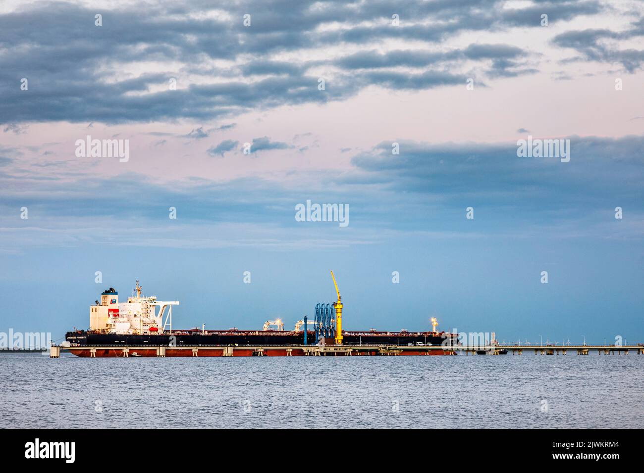 Crude oil tanker Landbridge Prosperity at the NWO jetty in the Jade Bay ...