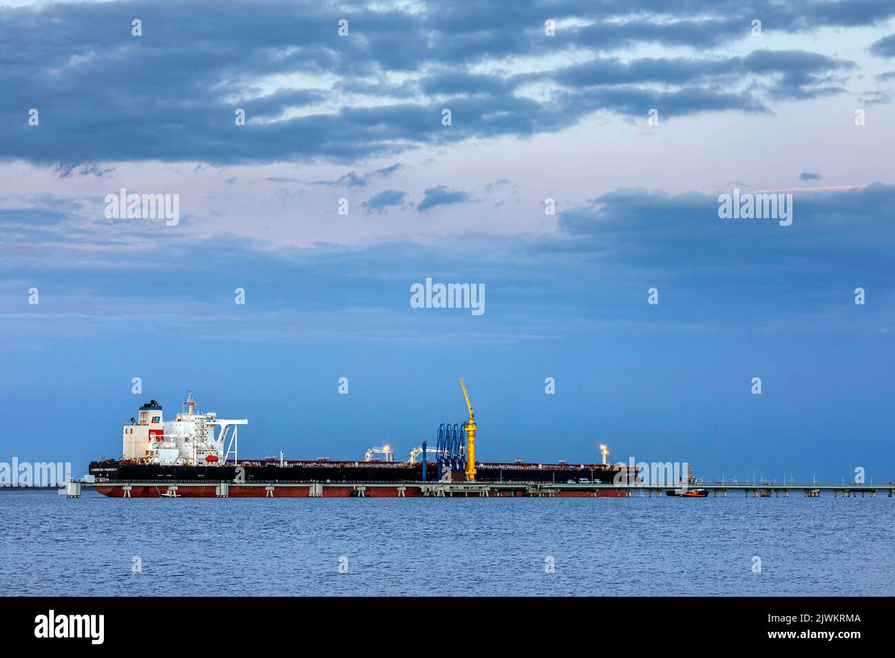 Crude oil tanker Landbridge Prosperity at the NWO jetty in the Jade Bay ...