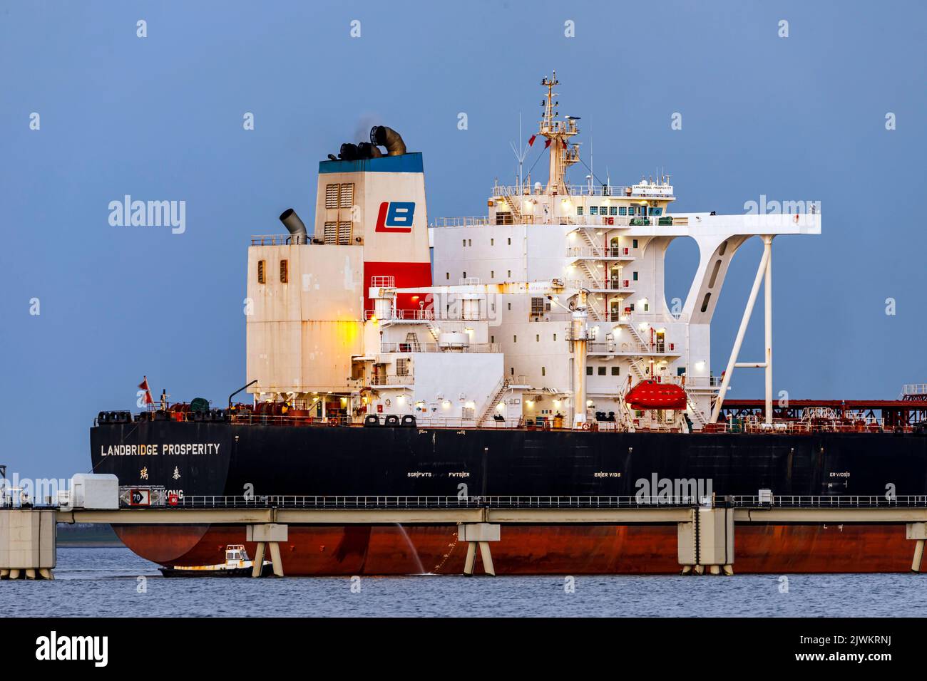 Crude oil tanker Landbridge Prosperity at the NWO jetty in the Jade Bay ...