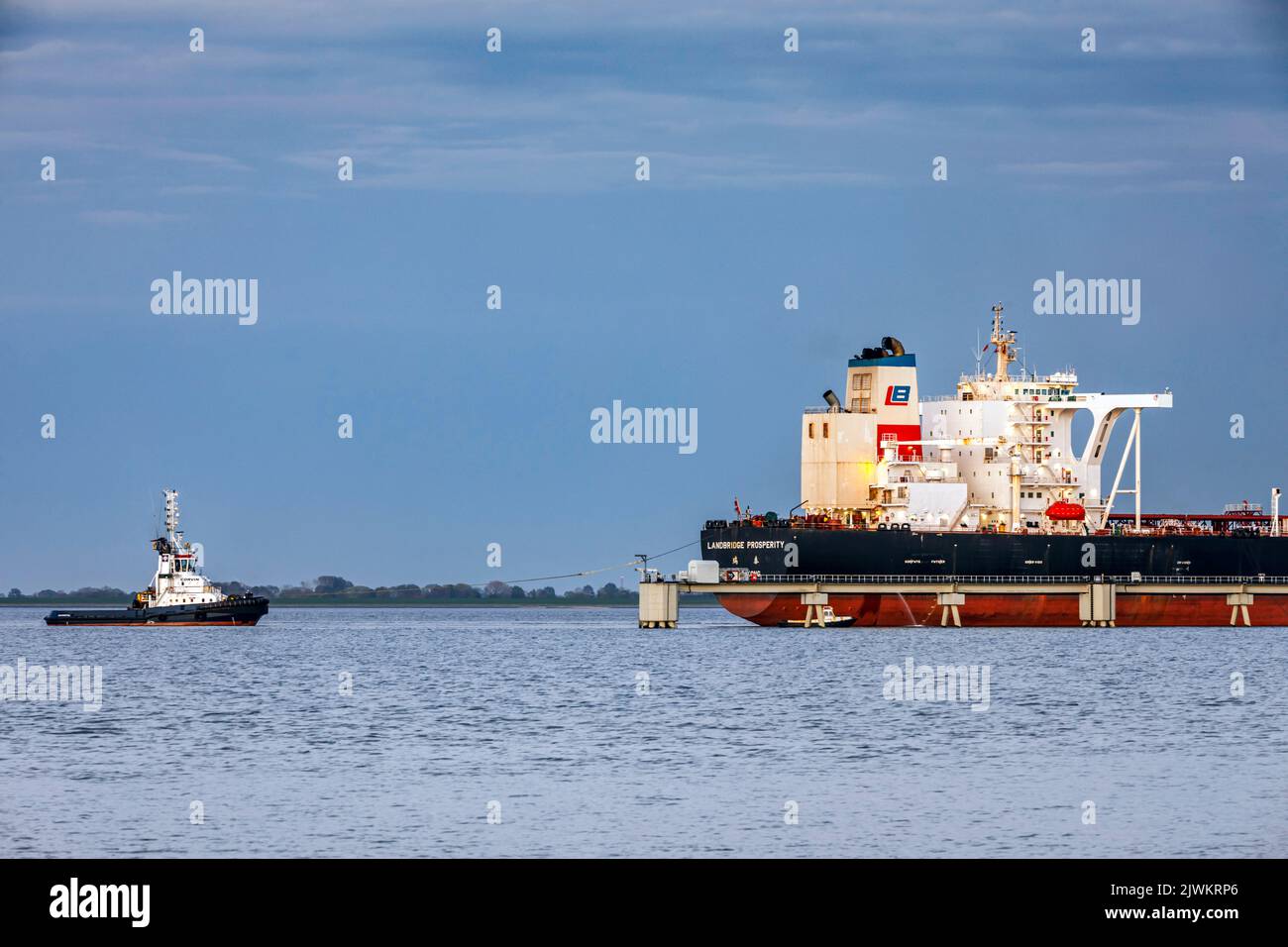 Crude oil tanker Landbridge Prosperity at the NWO jetty in the Jade Bay ...