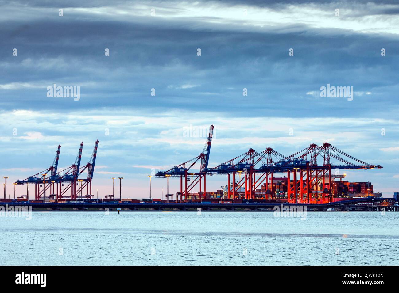 Jade-Weser-Port, container terminal in Wilhelmshaven, cargo handling of ...