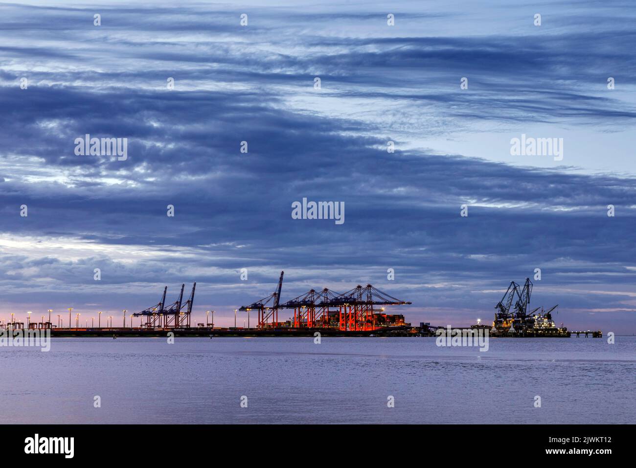 Jade-Weser-Port, container terminal in Wilhelmshafen, cargo handling of ...