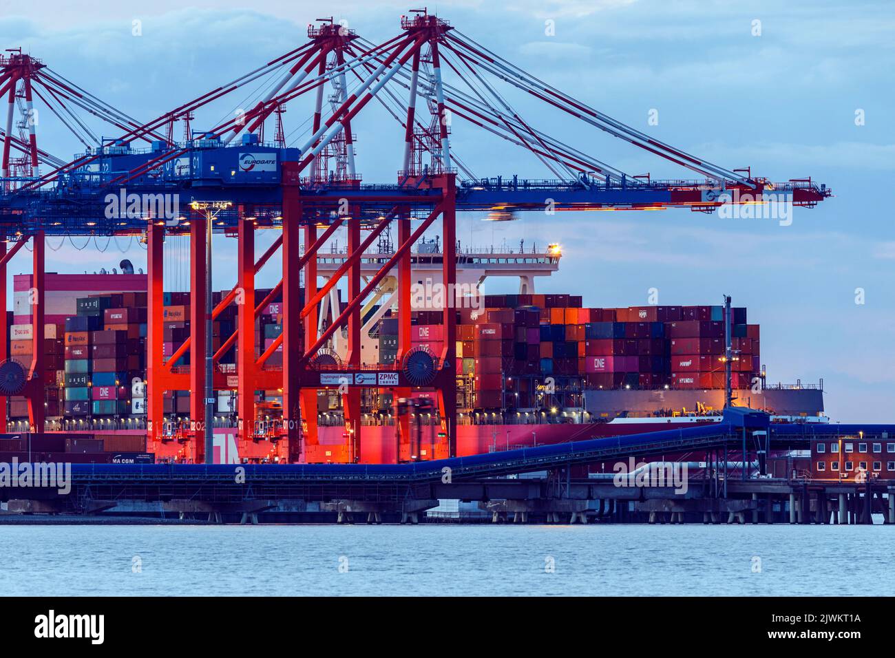 Jade-Weser-Port, container terminal in Wilhelmshaven, cargo handling of ...