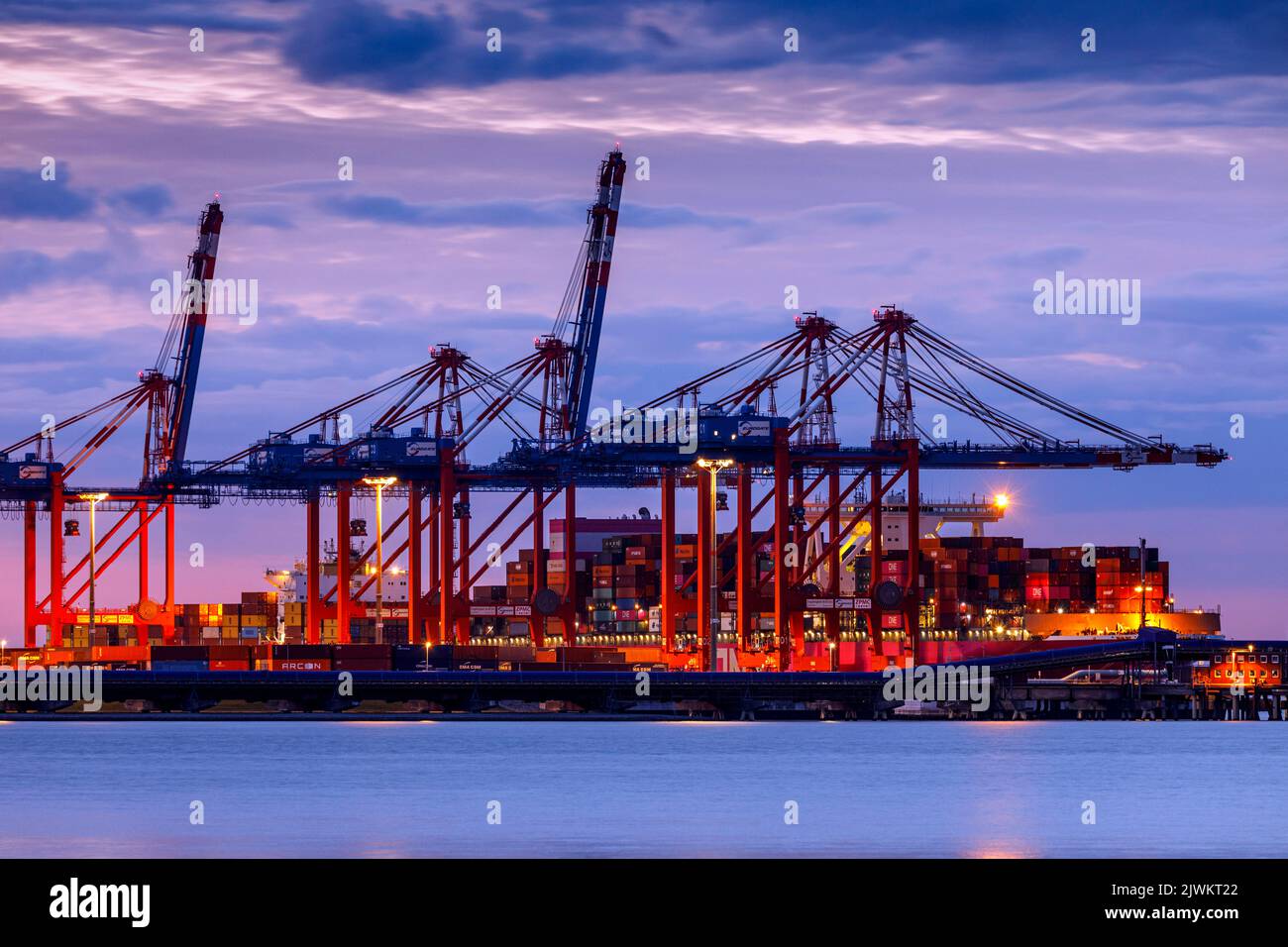 Jade-Weser-Port, container terminal in Wilhelmshaven, cargo handling of ...