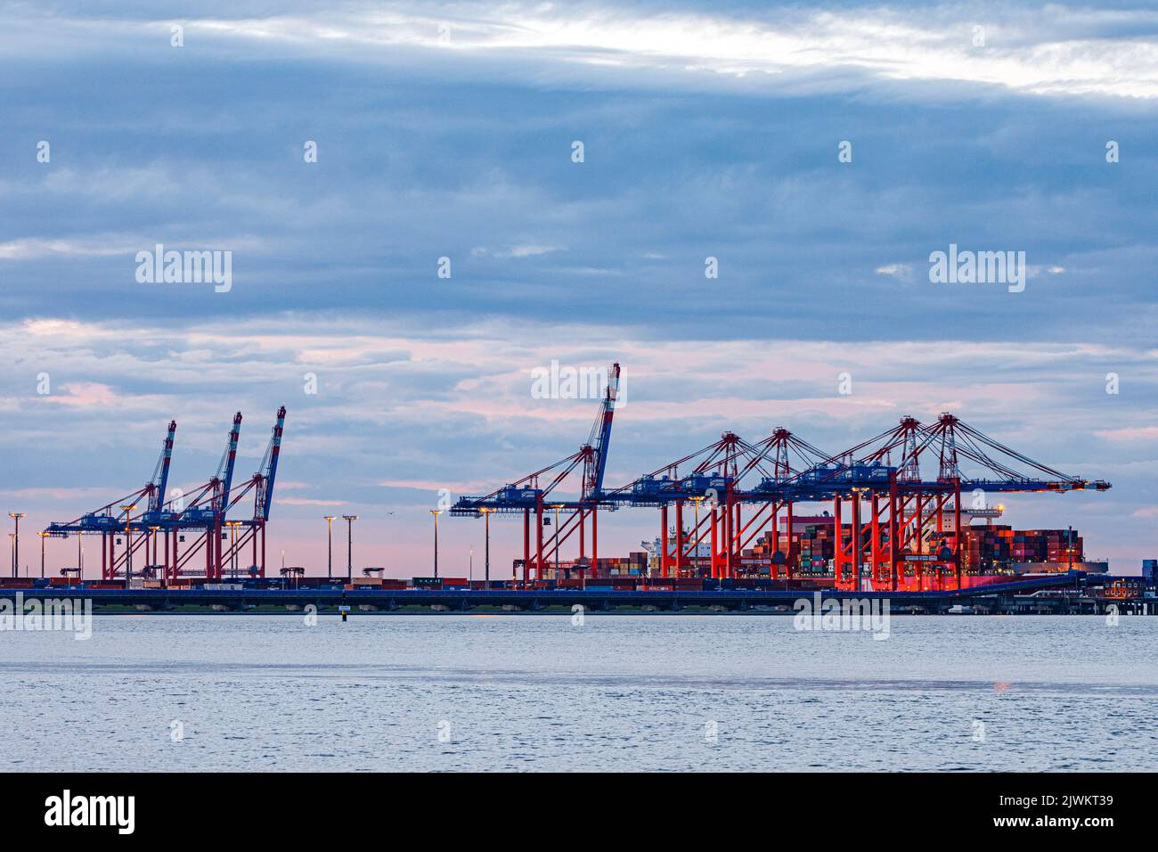 Jade-Weser-Port, container terminal in Wilhelmshaven, cargo handling of ...
