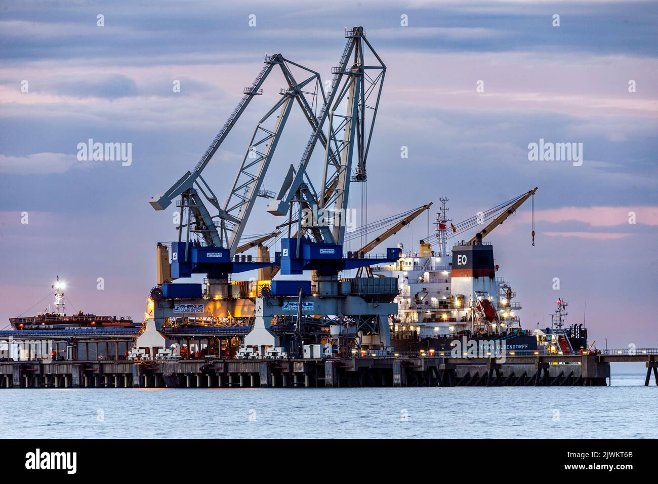 Jade-Weser-Port, container terminal in Wilhelmshaven, transhipment of ...