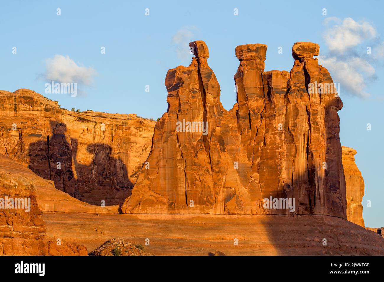 The Three Gossips are Entrada Sandstone hoodoos in the Courthouse ...