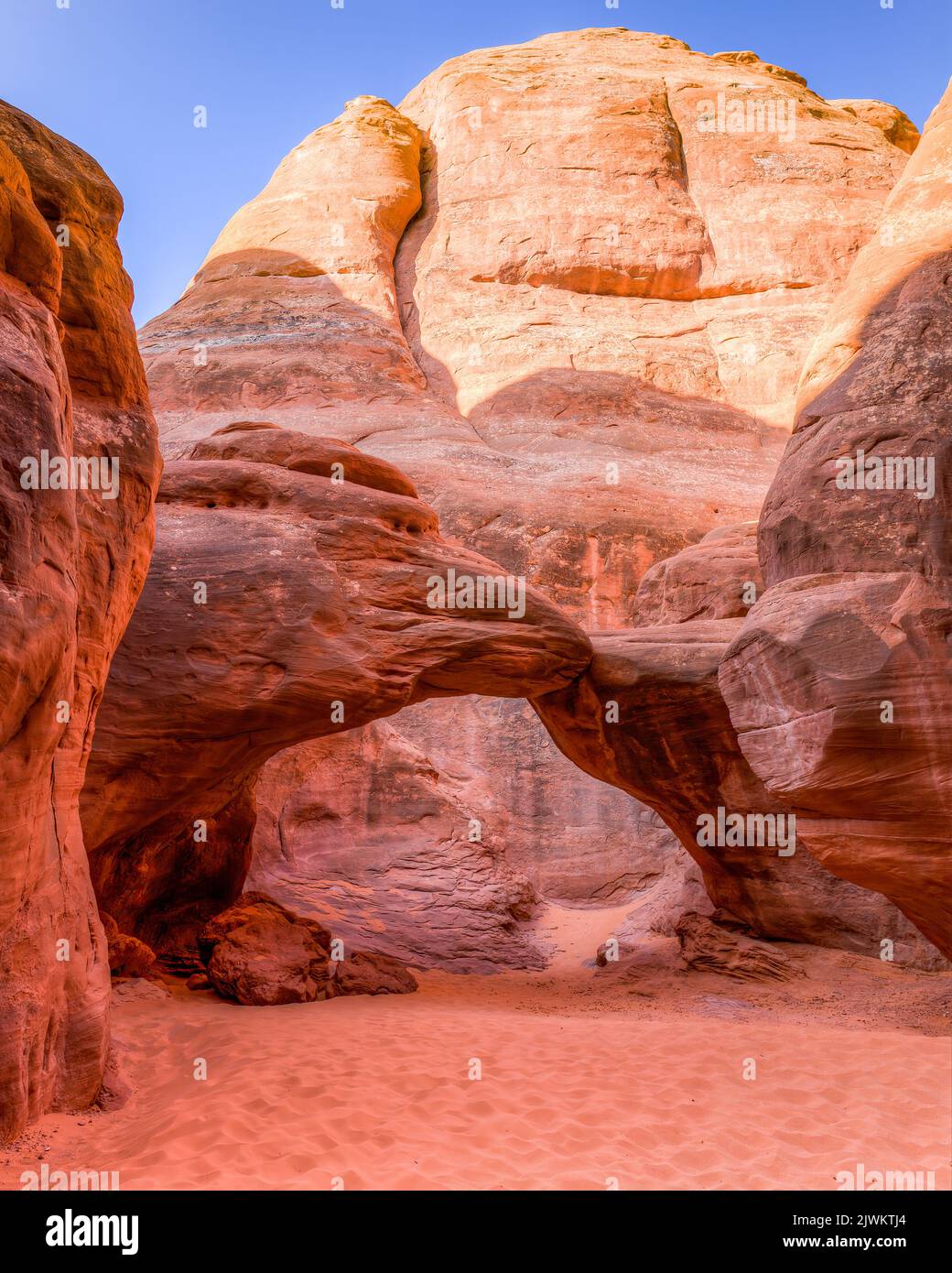 Sand Dune Arch, an Entrada sandstone arch in the Devil's Garden section ...