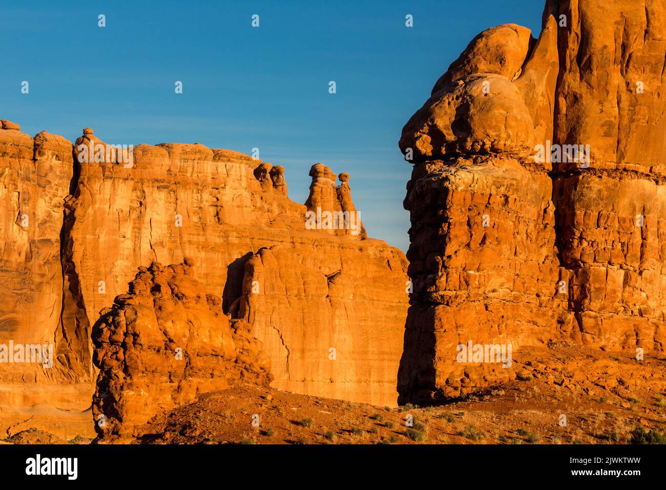 Hoodoos on the top of the Tower of Babel framed by the Organ ...