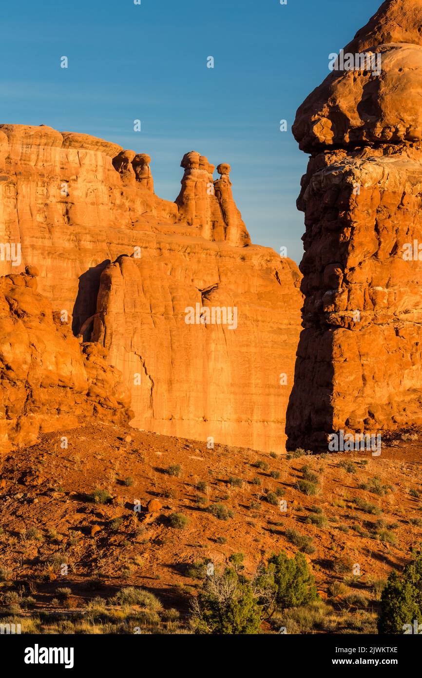 Hoodoos on the top of the Tower of Babel framed by the Organ ...