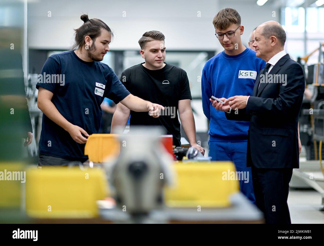 Berlin, Germany. 06th Sep, 2022. German Chancellor Olaf Scholz (SPD) chats with apprentices ...