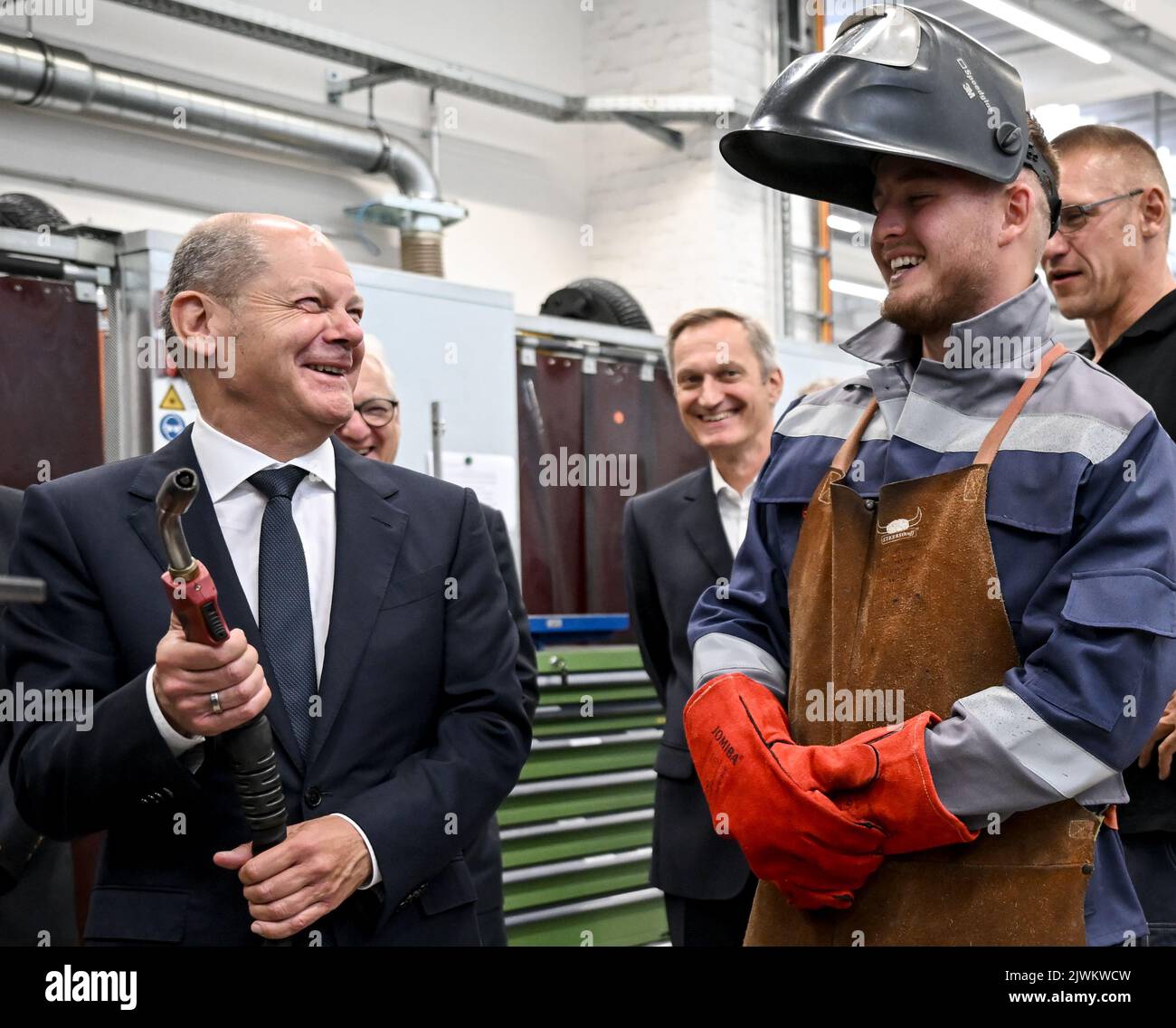 Berlin, Germany. 06th Sep, 2022. German Chancellor Olaf Scholz (SPD) talks to apprentice Carl ...