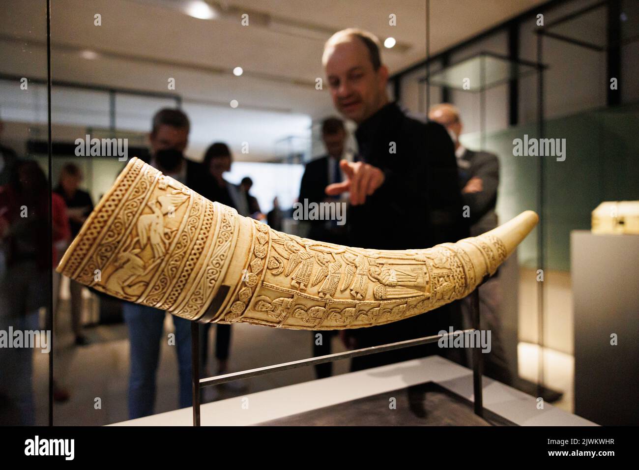 Hildesheim, Germany. 06th Sep, 2022. Felix Prinz (r), curator of the ...