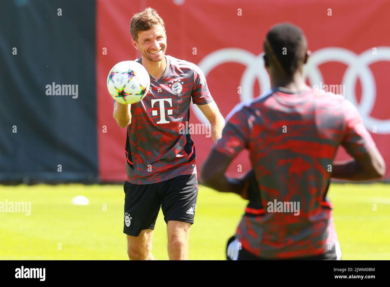 Sadio mane 2022 training bayern munich hi-res stock photography and ...