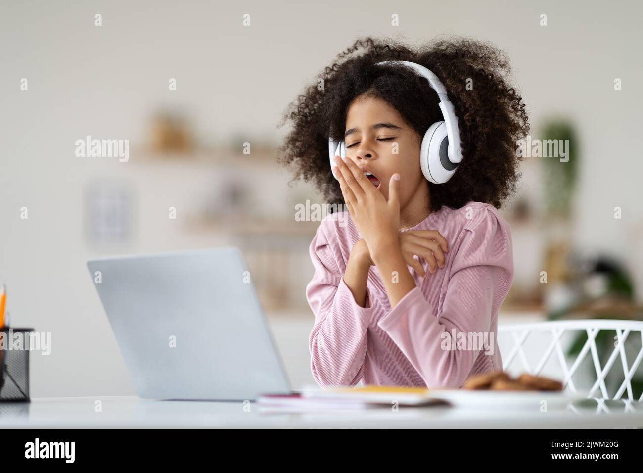 Child yawning school hi-res stock photography and images - Alamy