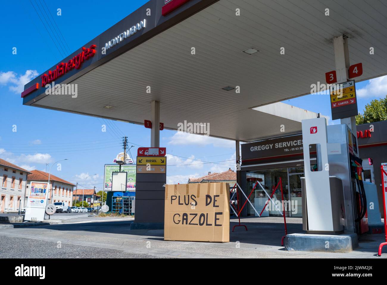 A Total Energies station with a PLUS DE GAZOLE panel, in Montauban ...