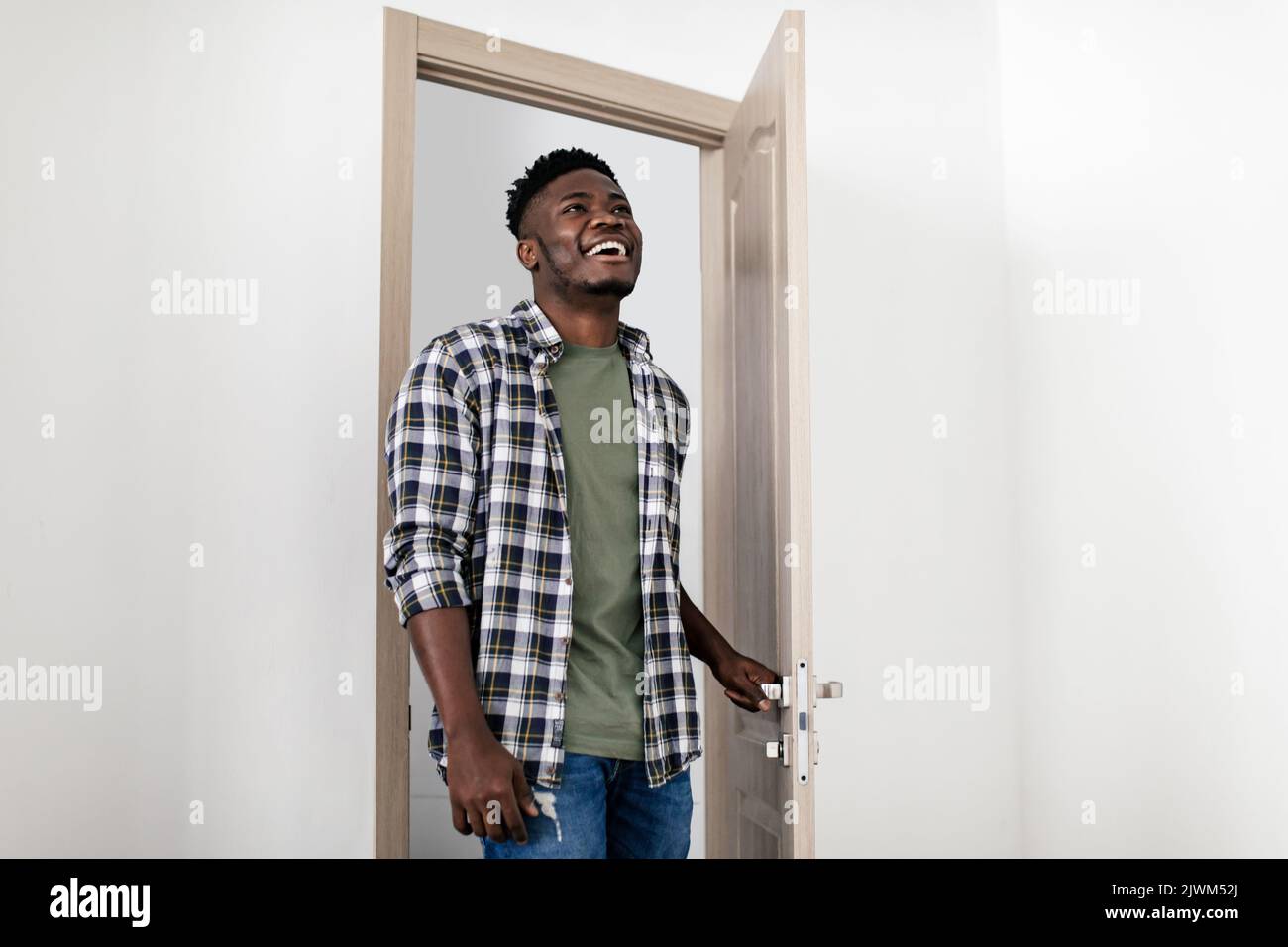 Man entering room hi-res stock photography and images - Alamy