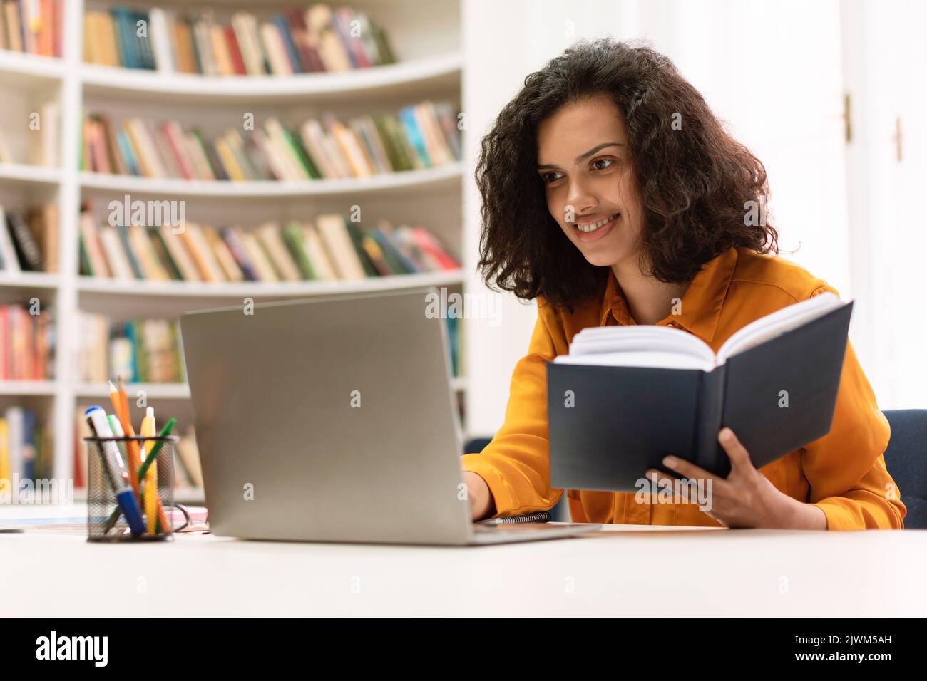 Lady assignment hi-res stock photography and images - Alamy