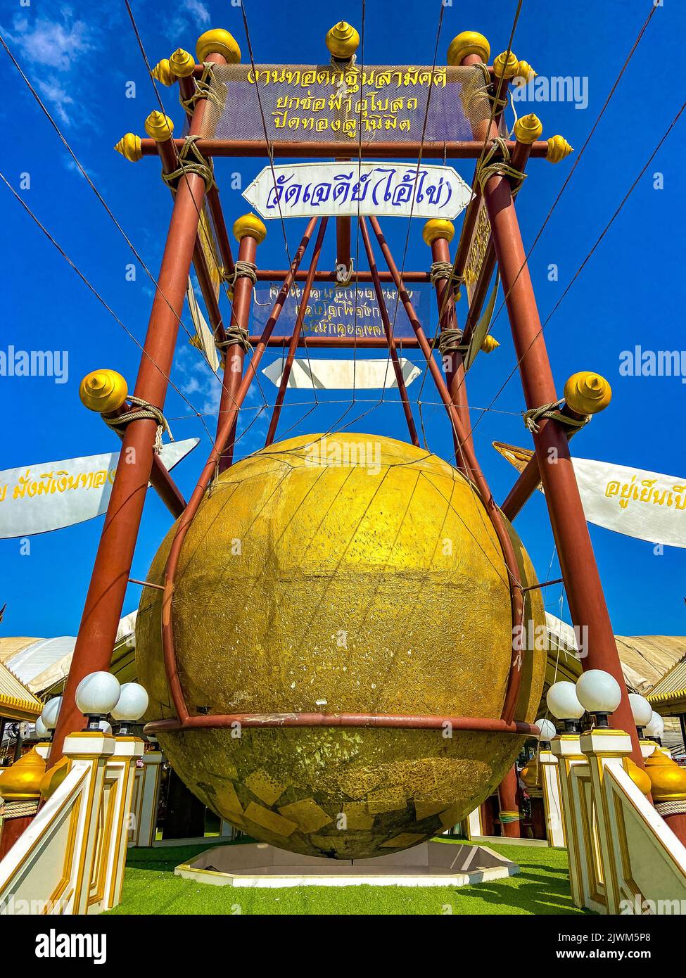 Chicken statues hi-res stock photography and images - Alamy