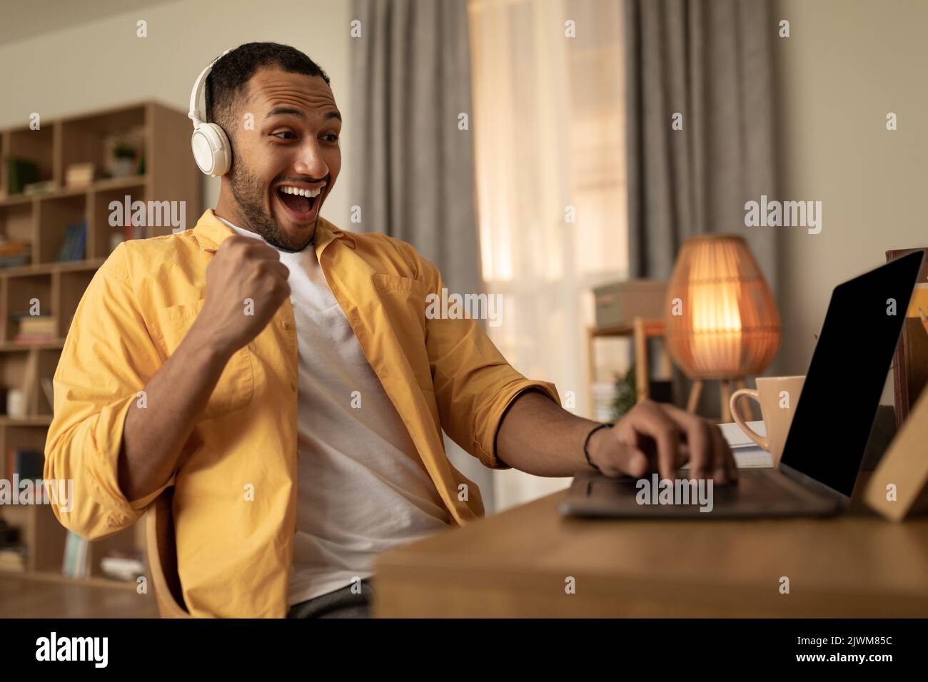 Man promotion desk hi-res stock photography and images - Alamy