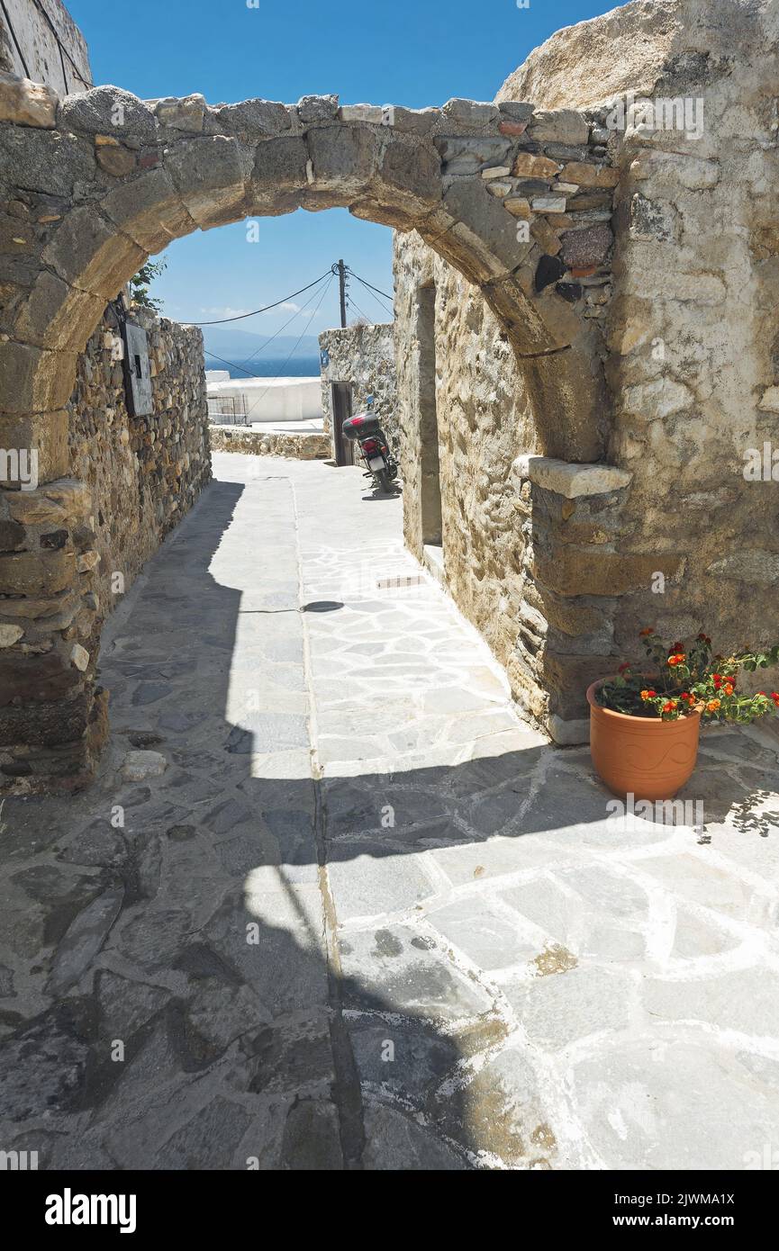 The arched street of Chora, Naxos, Greece Stock Photo - Alamy