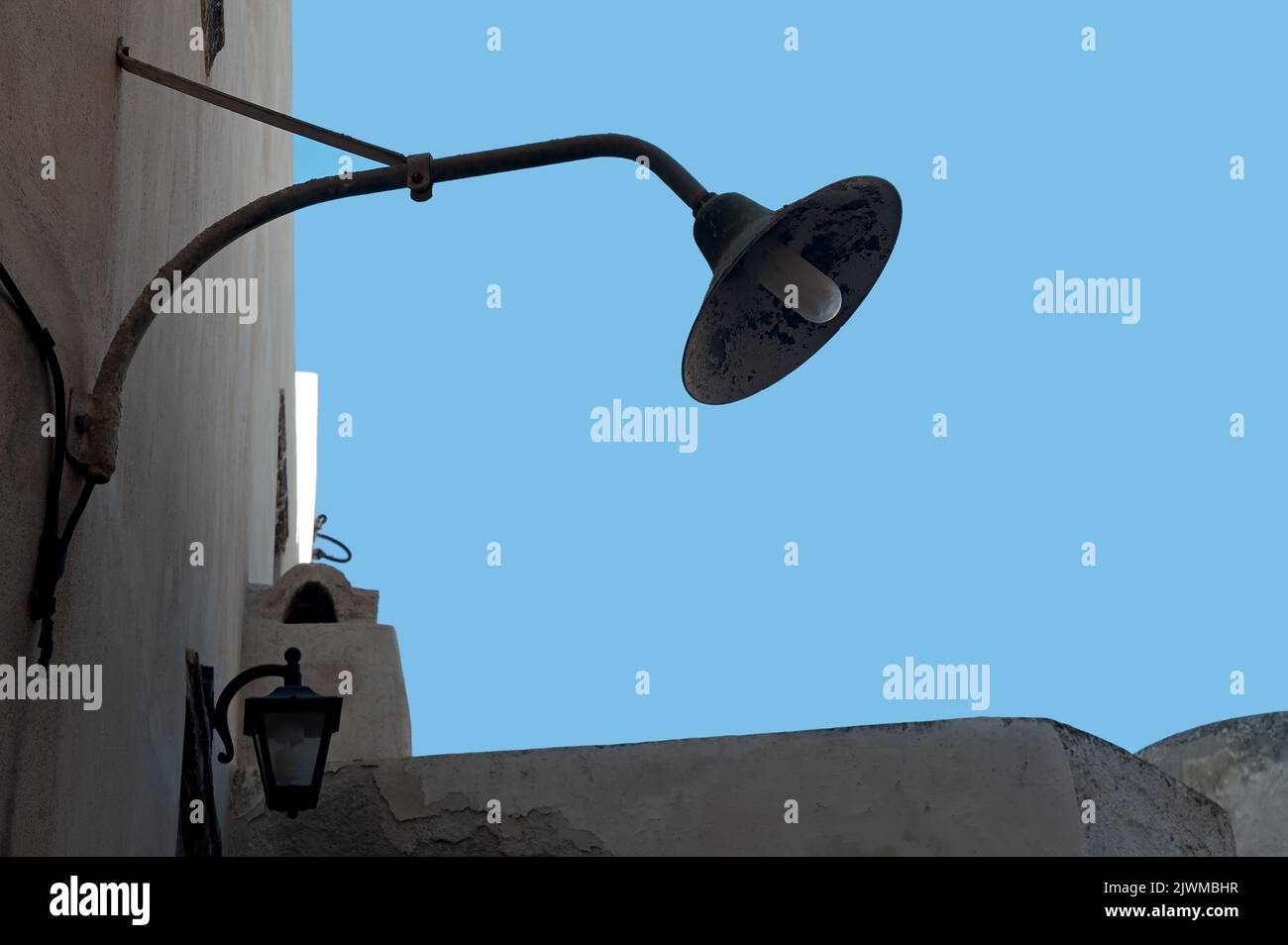 The street old lantern in Emporio, Santorini, Greece Stock Photo - Alamy