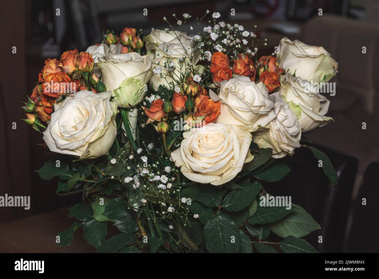 Bouquet of roses & flora Stock Photo - Alamy