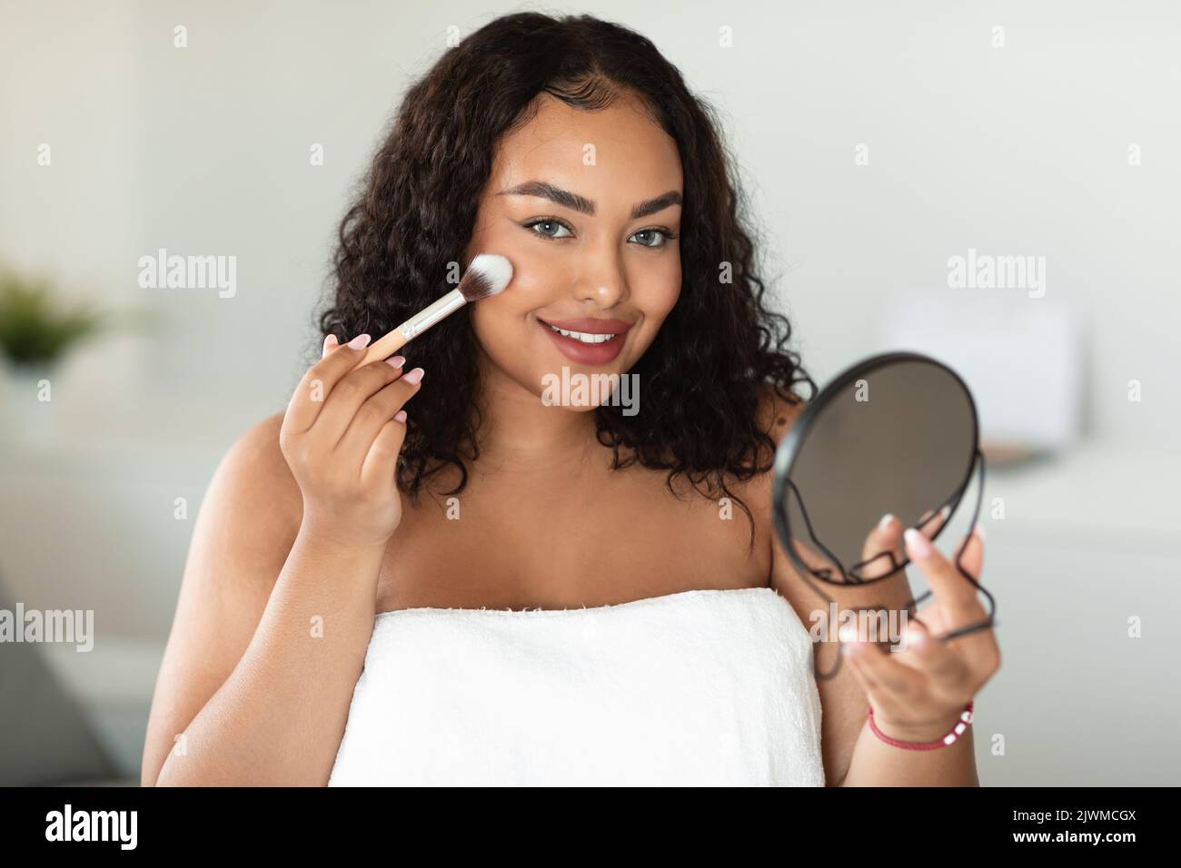 Blush makeup hi-res stock photography and images - Alamy