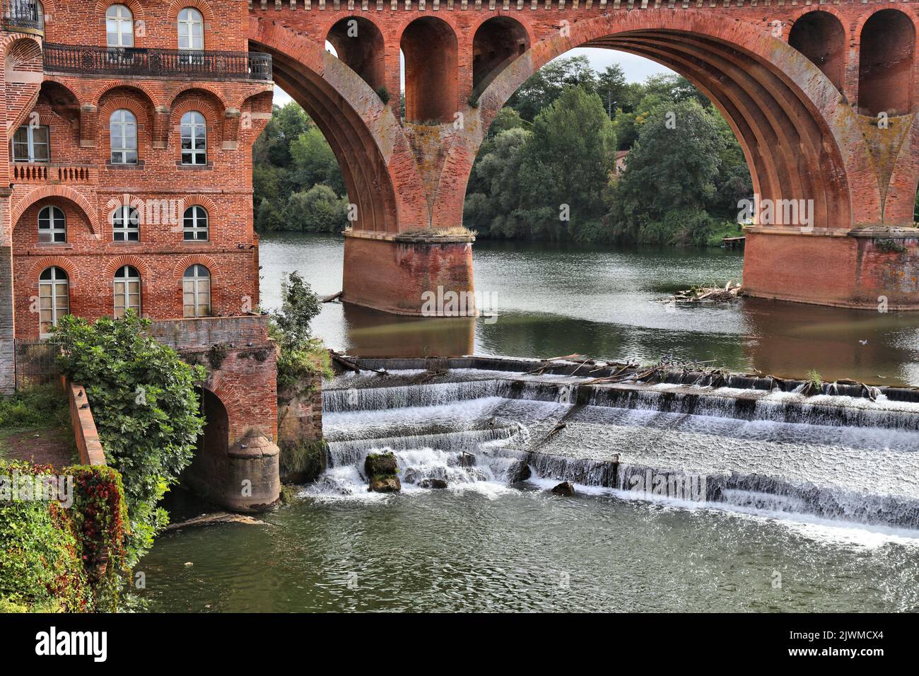 Albi, France. Le Pont Neuf bridge over river Tarn. Water step Stock ...
