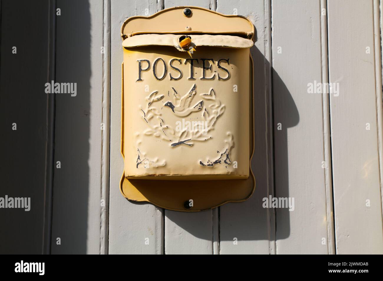 Vintage style metal post box in Arles, France Stock Photo - Alamy
