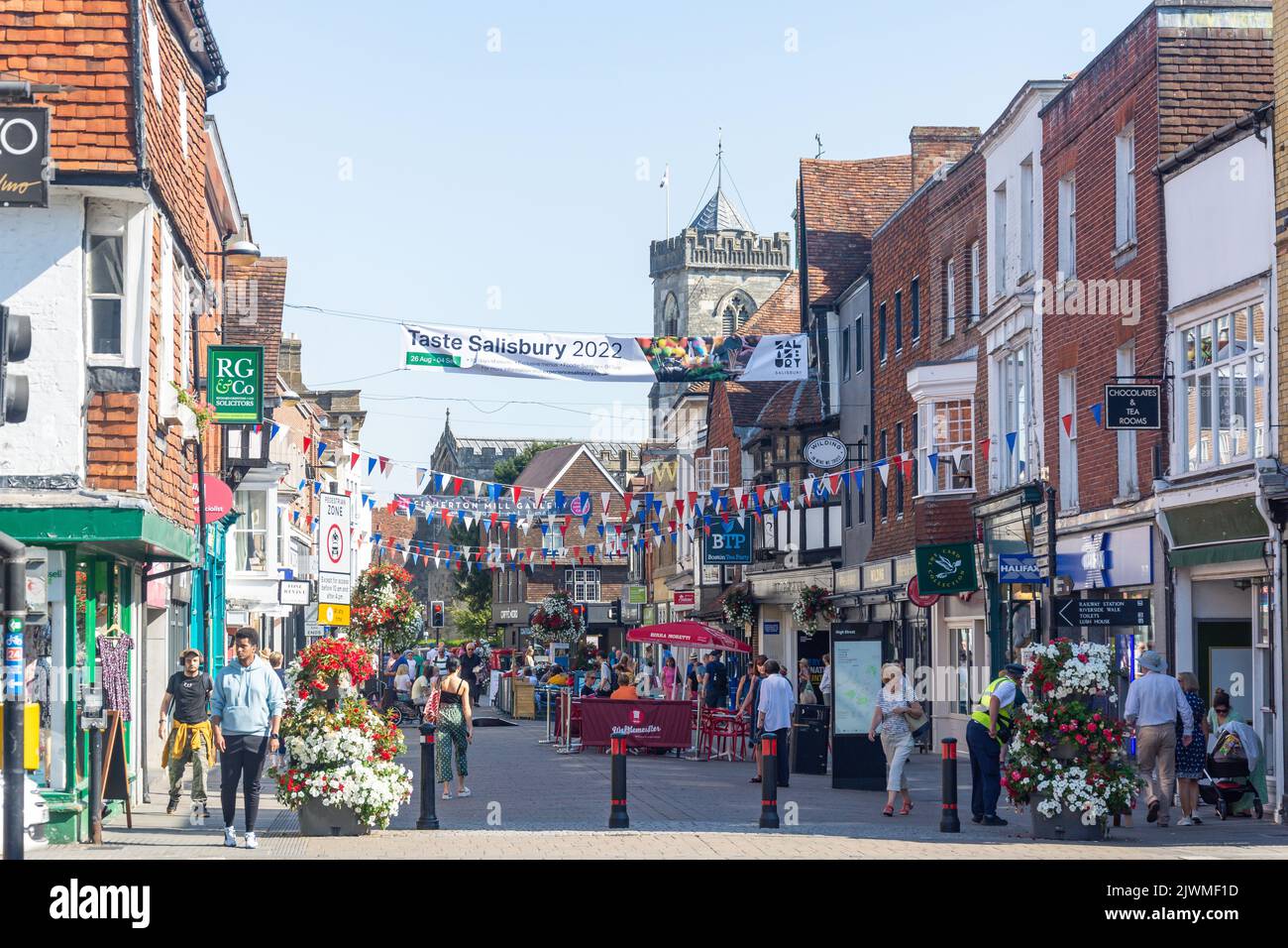 High street shops and shoppers hi-res stock photography and images - Alamy