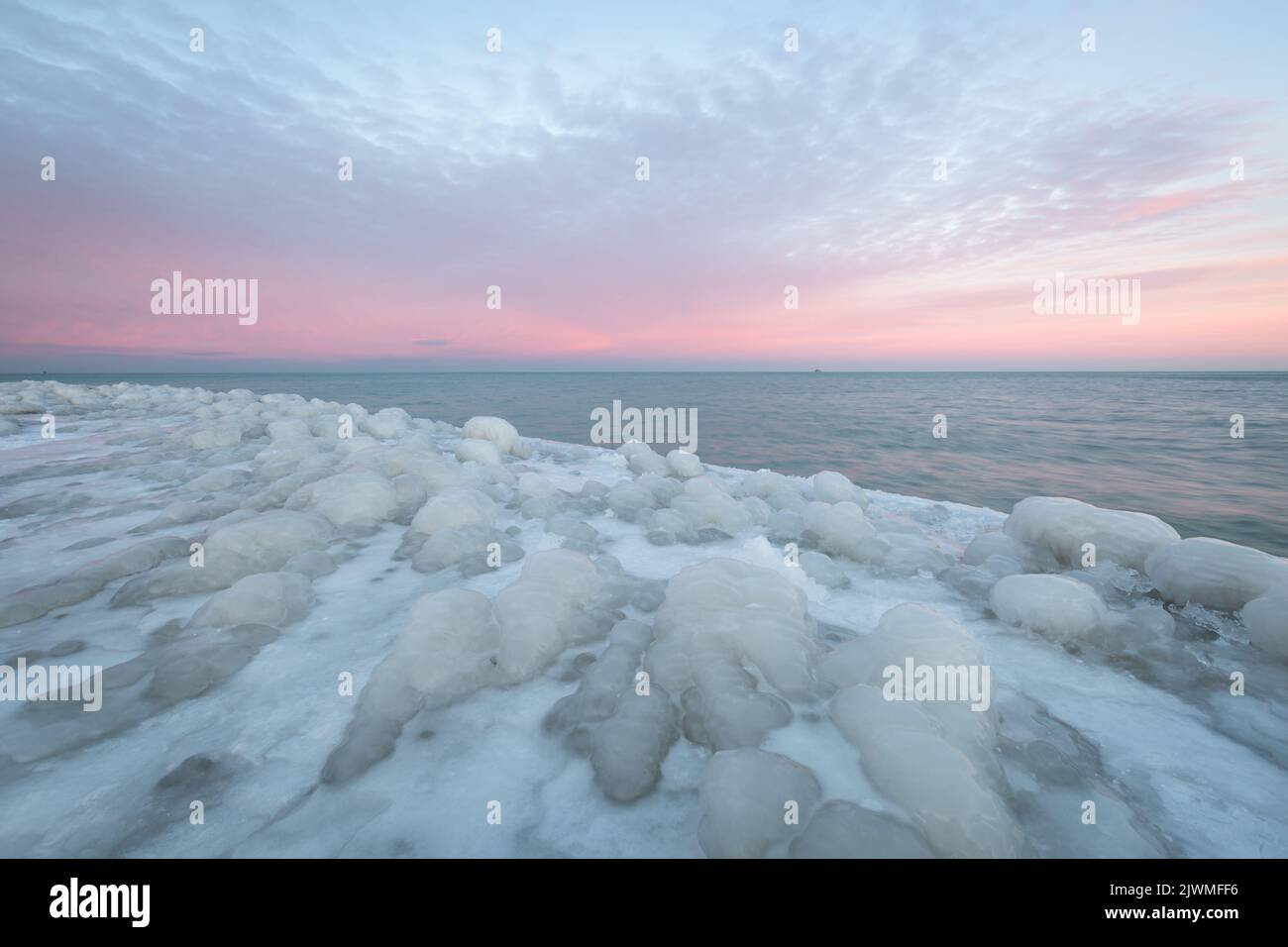 Icy shore of lake Michigan at North Avenue Beach Pier, Chicago Stock ...