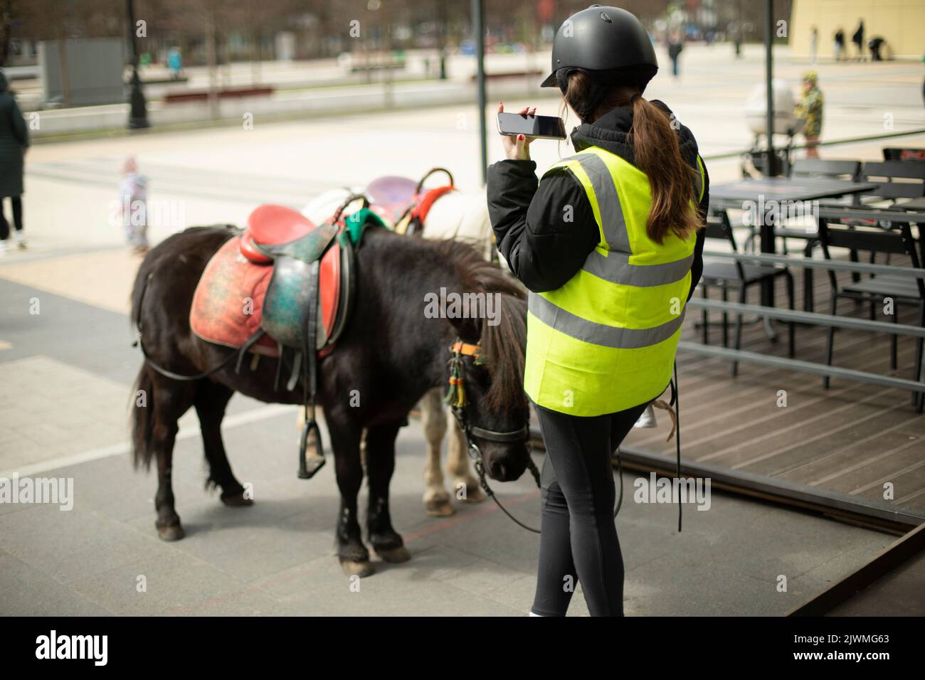 Children on horse hi-res stock photography and images - Alamy