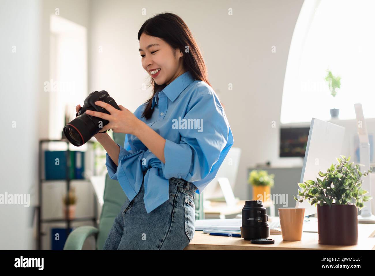 Asian professional photographer hi-res stock photography and images - Alamy