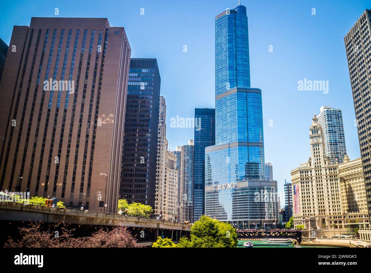 A huge skyscraper building in Chicago, Illinois Stock Photo - Alamy