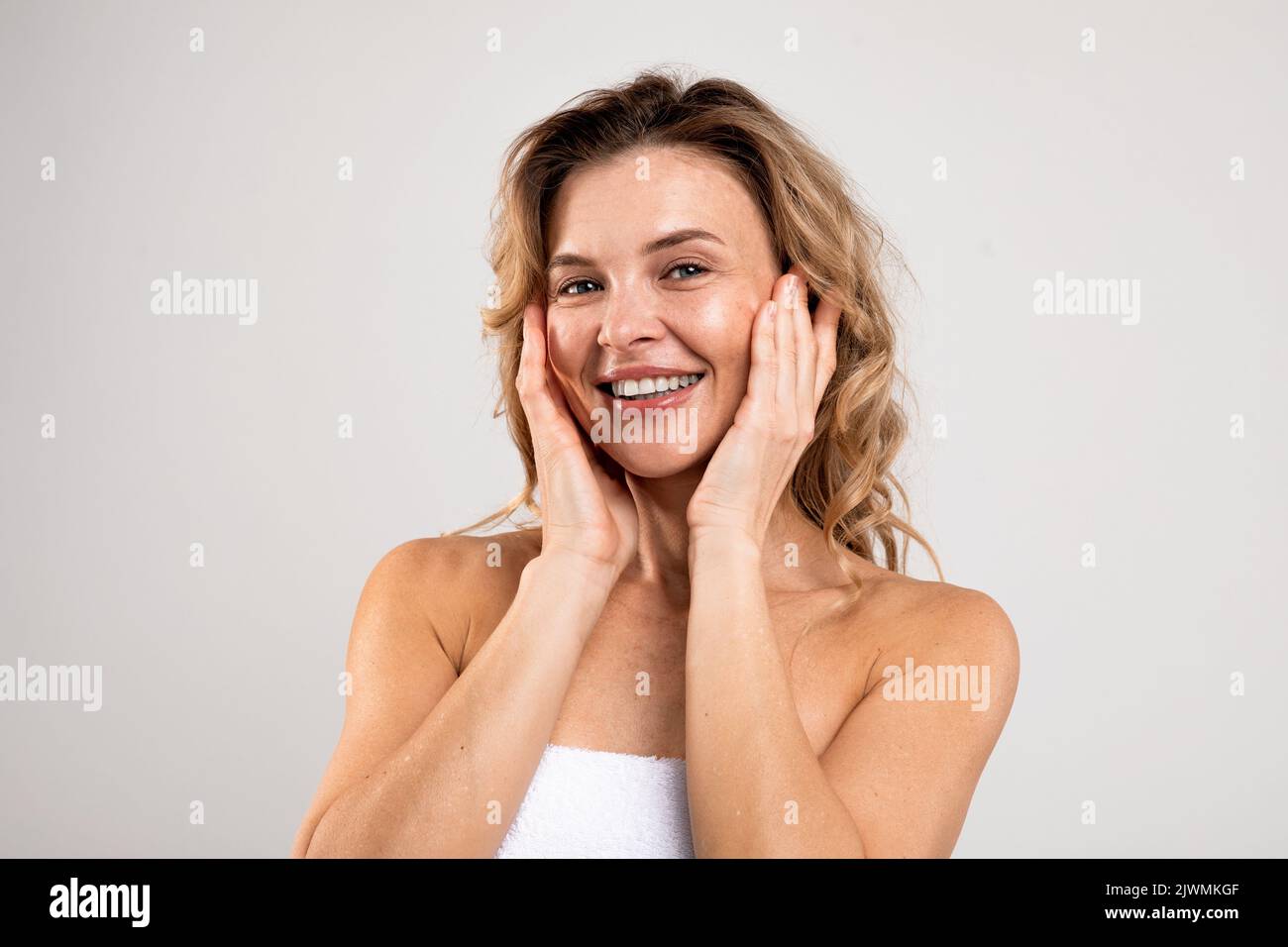 Lifting aged hi-res stock photography and images - Alamy