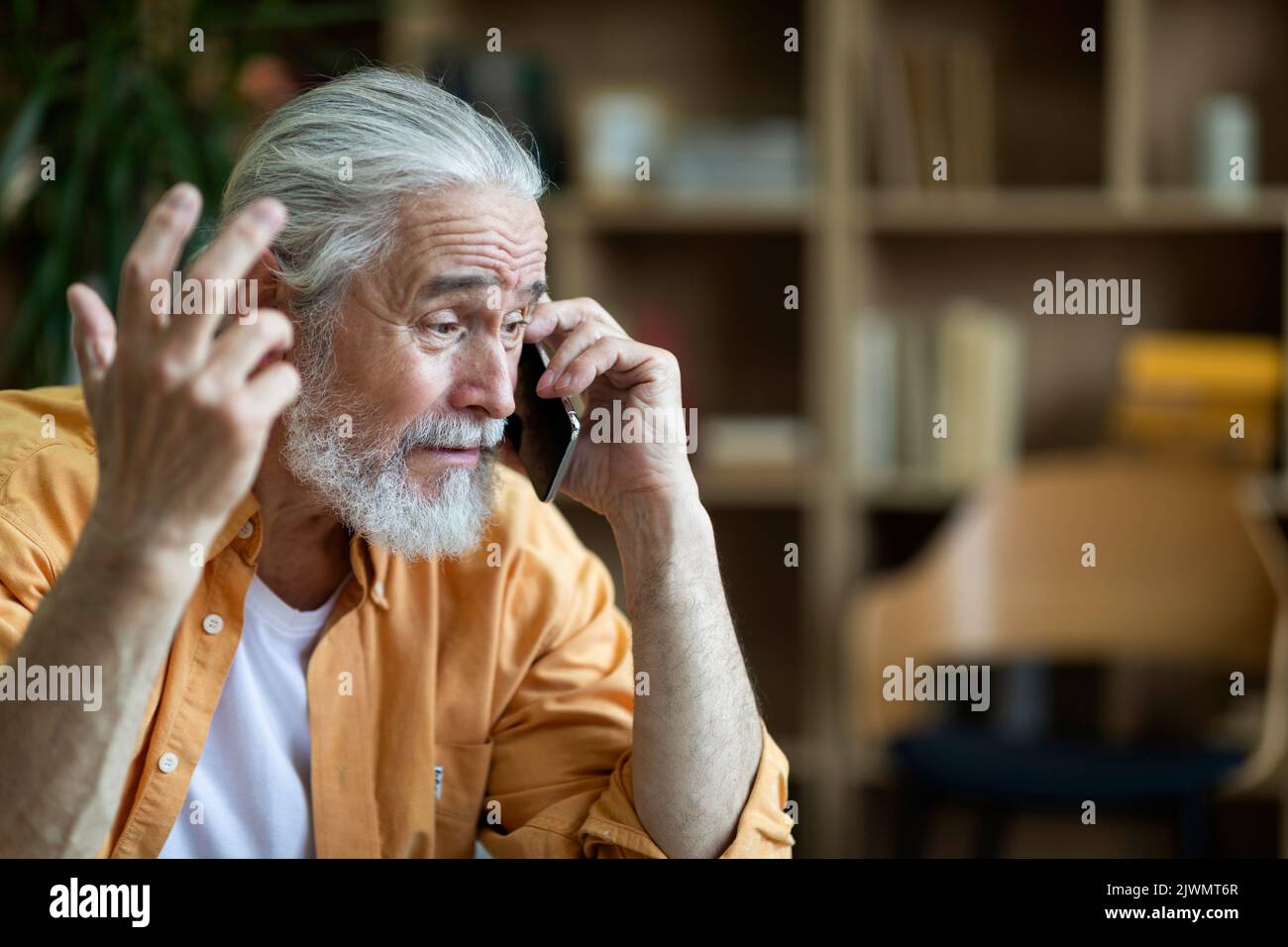 Old man conversation hi-res stock photography and images - Alamy