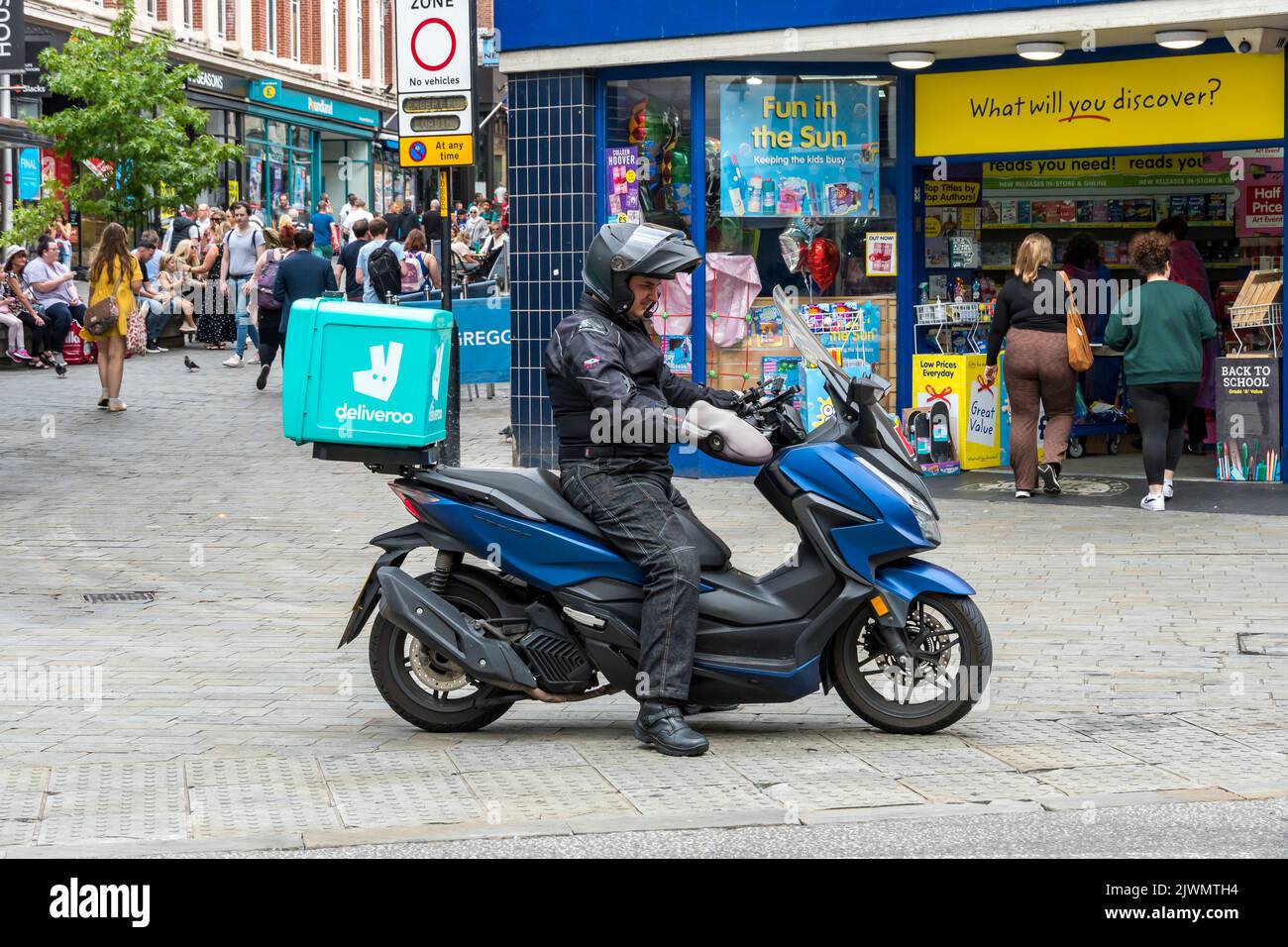Deliveroo convenience food box hi-res stock photography and images - Alamy