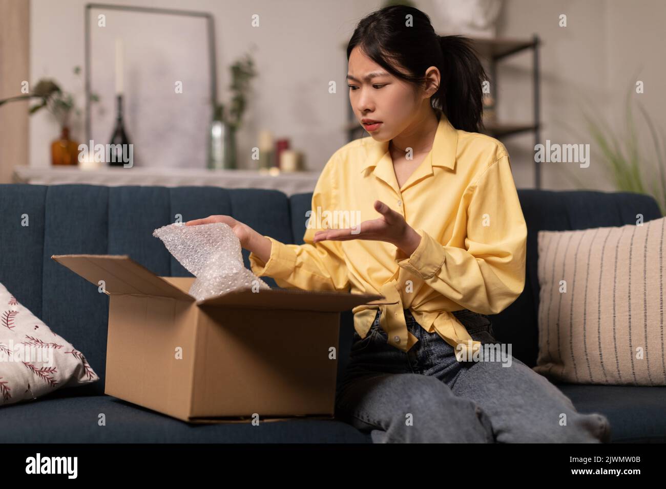 Unpacking box broken hi-res stock photography and images - Alamy