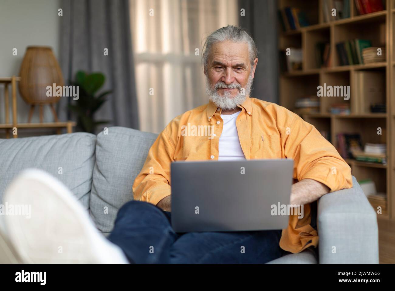 Old man chilling hi-res stock photography and images - Alamy