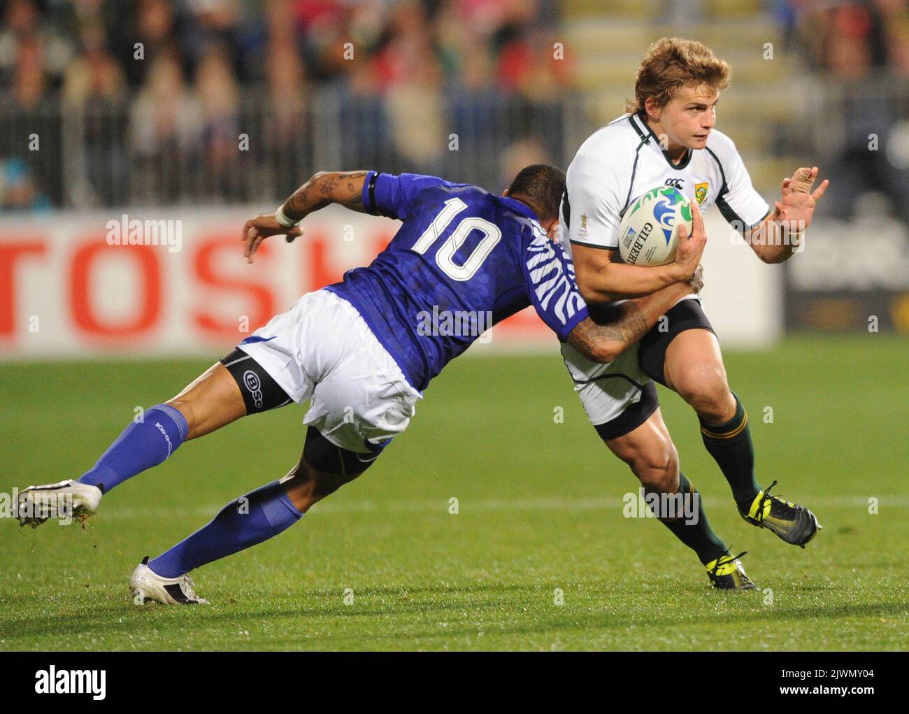 Samoa's fly-half Tusi Pisi (L) vies with South African Springbok ...