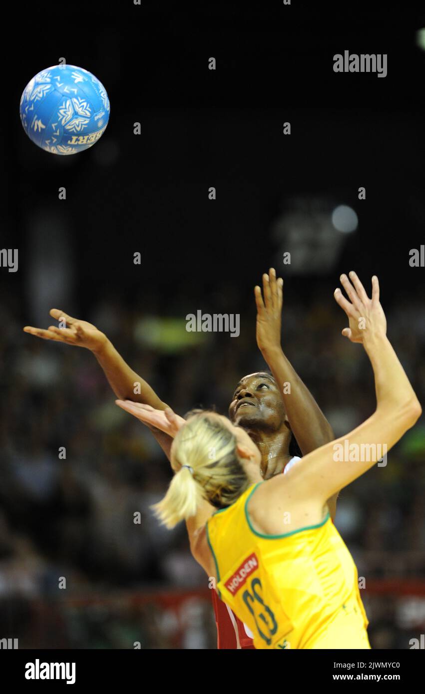 Englands Anna Agbeze and Australia's Cath Cox fight for possession ...